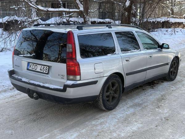 Pelēks Volvo V70 2002 Viļņa, ar dzinēja tilpumu 2.40 L un nobraukumu 358 tūkst. km par 750 €, foto 3 vietnē AUTOMOTO.COM.LV