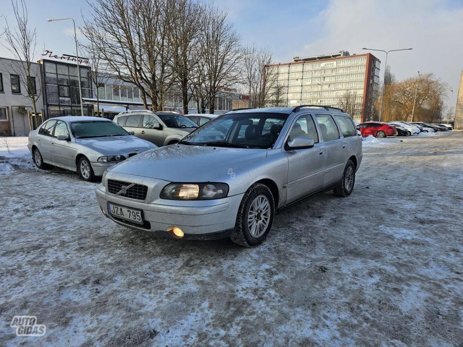 Grey Volvo V70 2002 in Klaipeda, with an engine capacity of 2.40 L and mileage of 303 thousand km for 990 €, photo 1 on AUTOMOTO.COM.LV
