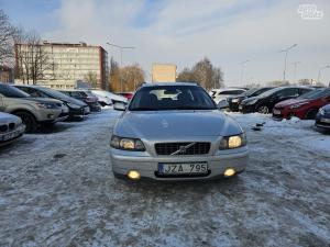 Grey Volvo V70 2002 in Klaipeda, with an engine capacity of 2.40 L and mileage of 303 thousand km for 990 €, photo 2 on AUTOMOTO.COM.LV