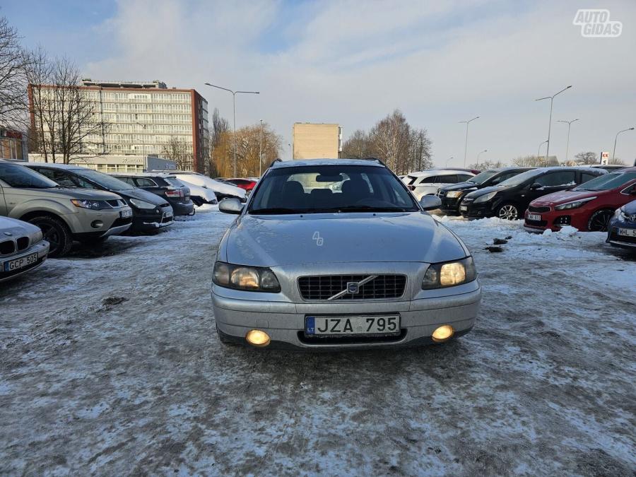 Grey Volvo V70 2002 in Klaipeda, with an engine capacity of 2.40 L and mileage of 303 thousand km for 990 €, photo 2 on AUTOMOTO.COM.LV