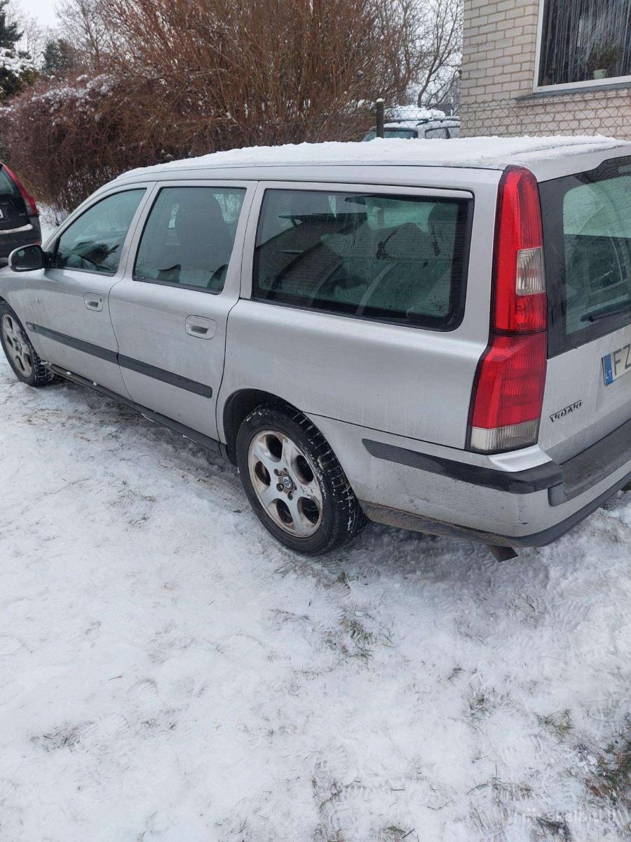 Grey Volvo V70 2002 in Kaunas, with an engine capacity of 2.40 L and mileage of 339 thousand km for 950 €, photo 2 on AUTOMOTO.COM.LV