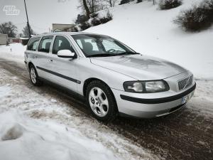 Pelēks Volvo V70 2002 Alīta, ar dzinēja tilpumu 2.40 L un nobraukumu 339 tūkst. km par 1350 €, foto  vietnē AUTOMOTO.COM.LV