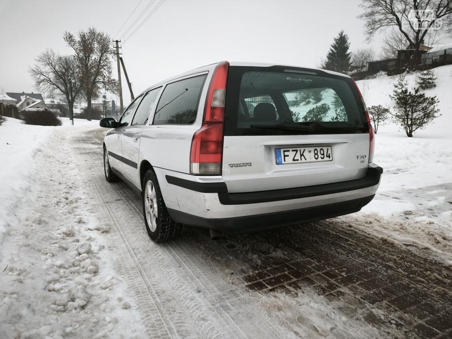 Pelēks Volvo V70 2002 Alīta, ar dzinēja tilpumu 2.40 L un nobraukumu 339 tūkst. km par 1350 €, foto 9 vietnē AUTOMOTO.COM.LV