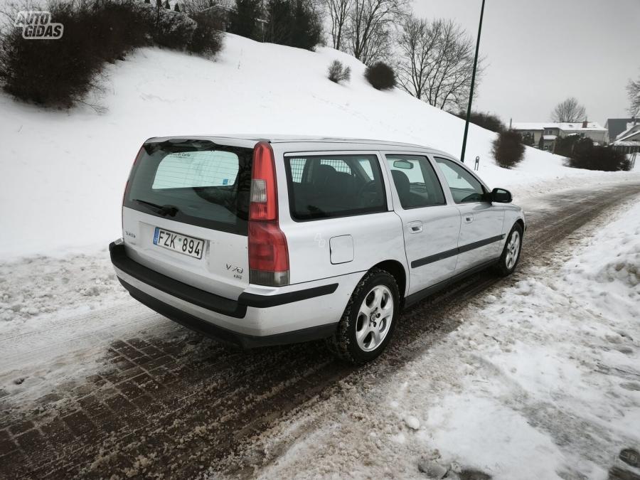 Pelēks Volvo V70 2002 Alīta, ar dzinēja tilpumu 2.40 L un nobraukumu 339 tūkst. km par 1350 €, foto 11 vietnē AUTOMOTO.COM.LV