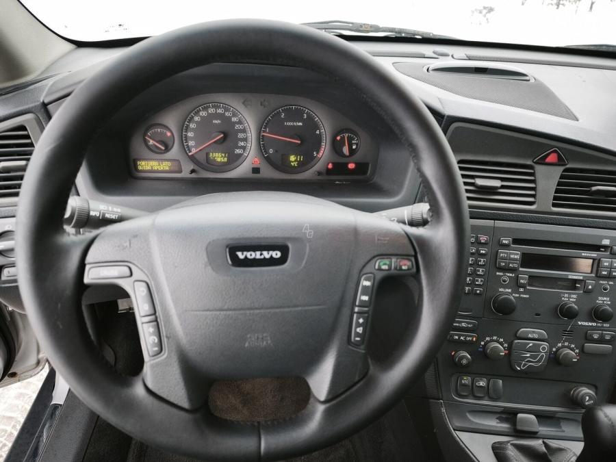 Pelēks Volvo V70 2002 Alīta, ar dzinēja tilpumu 2.40 L un nobraukumu 339 tūkst. km par 1350 €, foto 18 vietnē AUTOMOTO.COM.LV