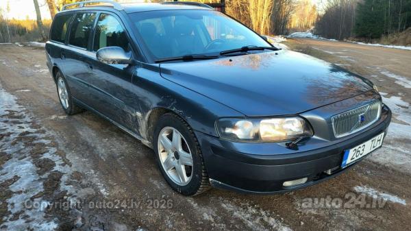 Pelēks Volvo V70 2002 Viljandi, ar dzinēja tilpumu 2.40 L un nobraukumu 383 tūkst. km par 2000 €, foto 2 vietnē AUTOMOTO.COM.LV