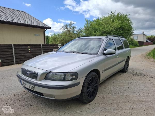 Grey Volvo V70 2002 in Alytus, with an engine capacity of 2.40 L and mileage of 444 thousand km for 1300 €, photo 1 on AUTOMOTO.COM.LV