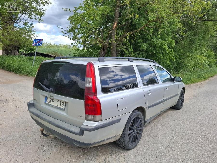 Grey Volvo V70 2002 in Alytus, with an engine capacity of 2.40 L and mileage of 444 thousand km for 1300 €, photo 3 on AUTOMOTO.COM.LV