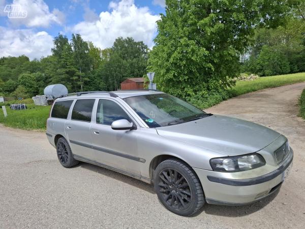 Grey Volvo V70 2002 in Alytus, with an engine capacity of 2.40 L and mileage of 444 thousand km for 1300 €, photo 3 on AUTOMOTO.COM.LV