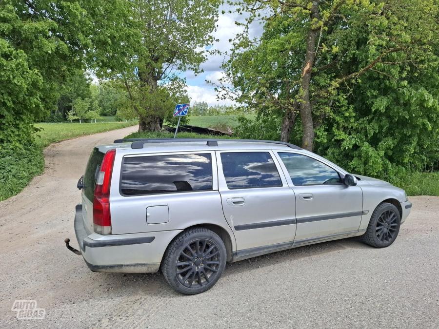 Grey Volvo V70 2002 in Alytus, with an engine capacity of 2.40 L and mileage of 444 thousand km for 1300 €, photo 5 on AUTOMOTO.COM.LV