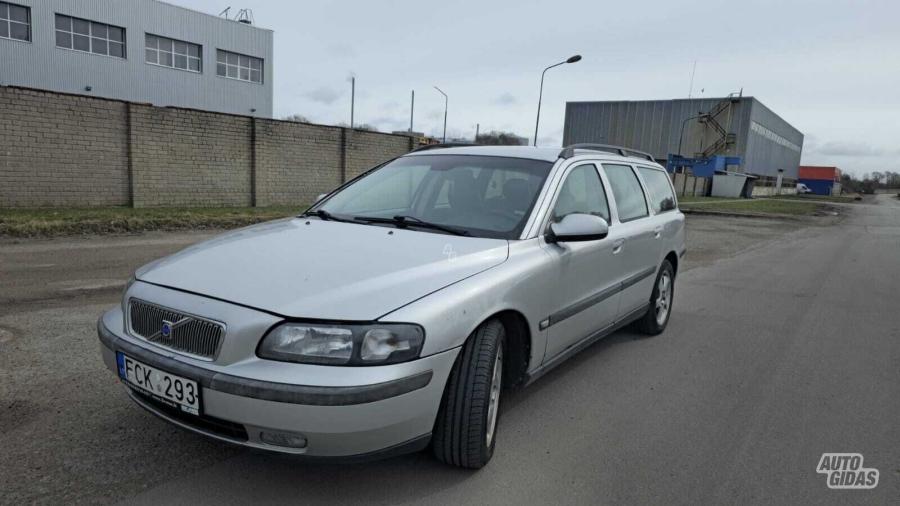Grey Volvo V70 2002 in Klaipeda, with an engine capacity of 2.40 L and mileage of 627 thousand km for 1200 €, photo 1 on AUTOMOTO.COM.LV