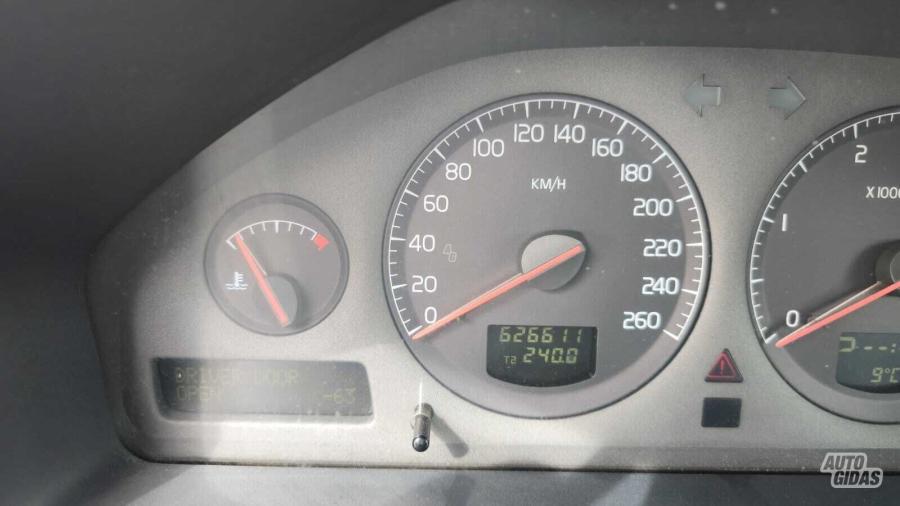 Grey Volvo V70 2002 in Klaipeda, with an engine capacity of 2.40 L and mileage of 627 thousand km for 1200 €, photo 10 on AUTOMOTO.COM.LV