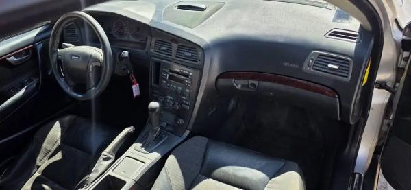 Grey Volvo V70 2002 in Valmiera, with an engine capacity of 2.40 L and mileage of 398 thousand km for 1200 €, photo 9 on AUTOMOTO.COM.LV