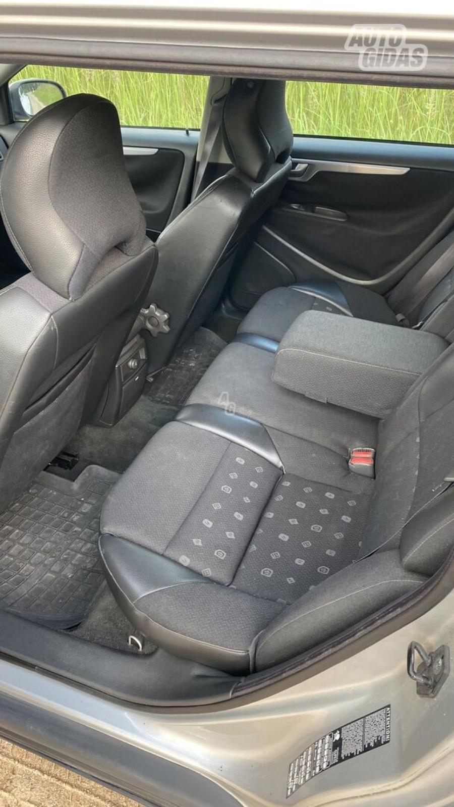 Pelēks Volvo V70 2002 Jonava, ar dzinēja tilpumu 2.40 L un nobraukumu 350 tūkst. km par 1000 €, foto 10 vietnē AUTOMOTO.COM.LV
