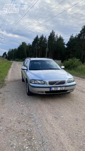 Pelēks Volvo V70 2002 Jonava, ar dzinēja tilpumu 2.40 L un nobraukumu 350 tūkst. km par 1000 €, foto  vietnē AUTOMOTO.COM.LV