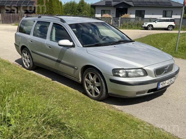 Grey Volvo V70 2002 in Riga, with an engine capacity of 2.40 L and mileage of 388 thousand km for 1250 €, photo 2 on AUTOMOTO.COM.LV