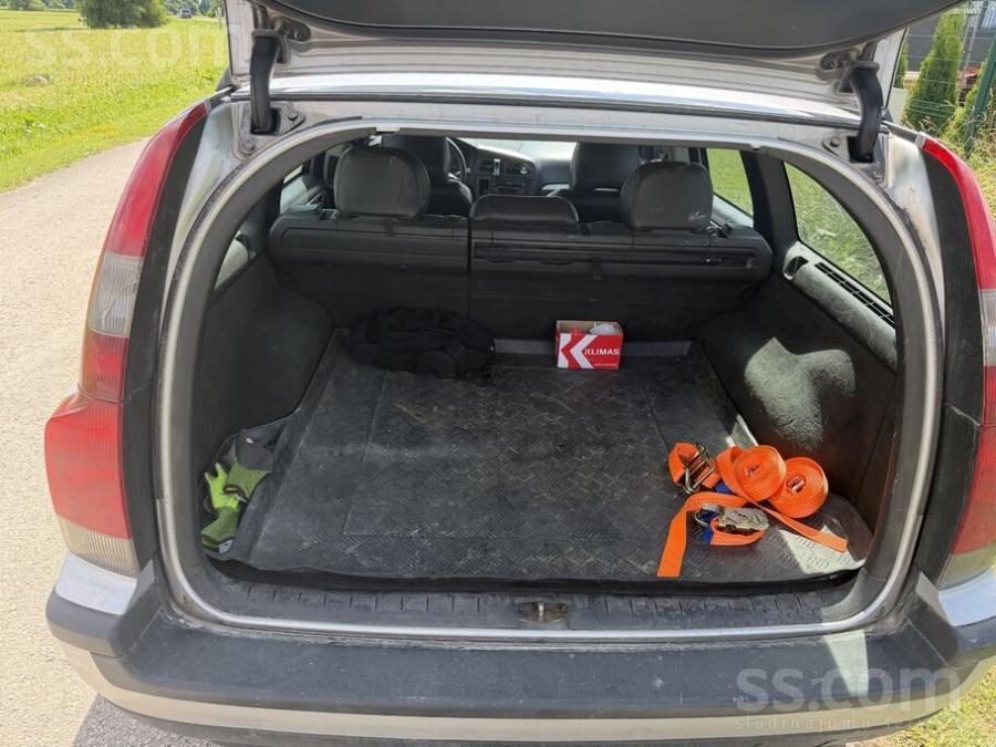 Pelēks Volvo V70 2002 Rīga, ar dzinēja tilpumu 2.40 L un nobraukumu 388 tūkst. km par 1250 €, foto 7 vietnē AUTOMOTO.COM.LV