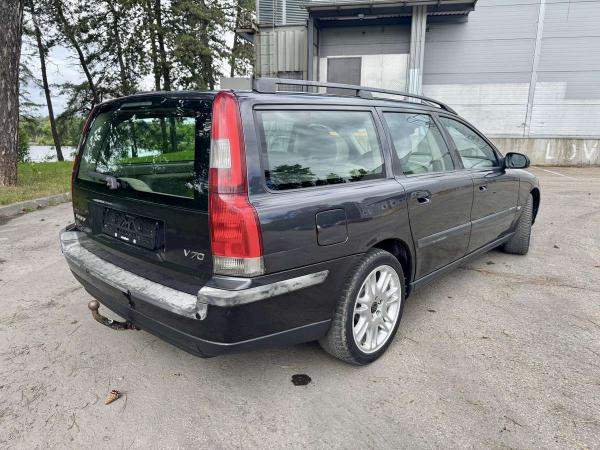 Grey Volvo V70 2002 in Vilnius, with an engine capacity of 2.40 L and mileage of 320 thousand km for 1450 €, photo 3 on AUTOMOTO.COM.LV