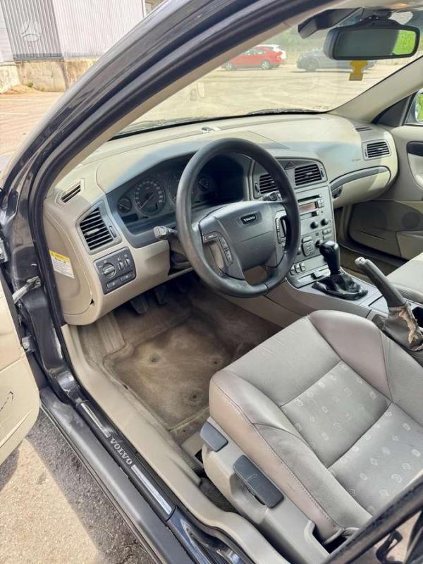 Grey Volvo V70 2002 in Vilnius, with an engine capacity of 2.40 L and mileage of 320 thousand km for 1450 €, photo 6 on AUTOMOTO.COM.LV