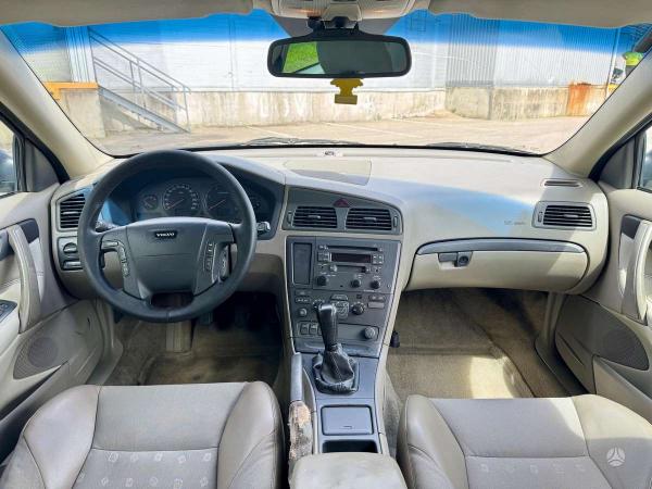Grey Volvo V70 2002 in Vilnius, with an engine capacity of 2.40 L and mileage of 320 thousand km for 1450 €, photo 7 on AUTOMOTO.COM.LV