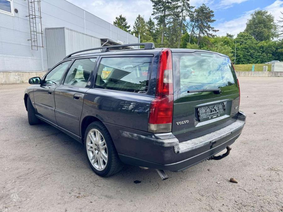 Grey Volvo V70 2002 in Vilnius, with an engine capacity of 2.40 L and mileage of 320 thousand km for 1450 €, photo 5 on AUTOMOTO.COM.LV