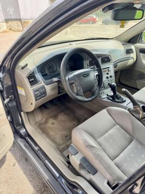 Grey Volvo V70 2002 in Vilnius, with an engine capacity of 2.40 L and mileage of 320 thousand km for 1450 €, photo 7 on AUTOMOTO.COM.LV