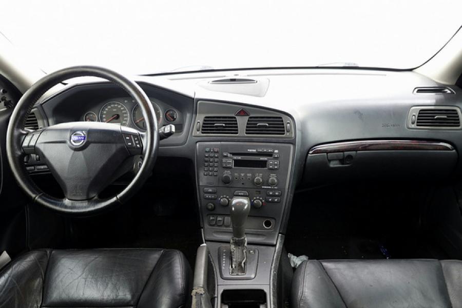 Grey Volvo V70 2002 in Tallinn, with an engine capacity of 2.40 L and mileage of 385 thousand km for 499 €, photo 6 on AUTOMOTO.COM.LV