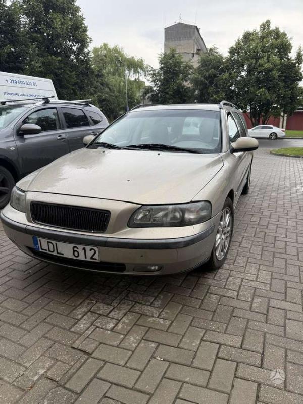 Серый Вольво В70 2002 в Вильнюс, объемом двигателя 2.40 л и пробегом 278 тыс. км за 1400 €, фото 1 на AUTOMOTO.COM.LV