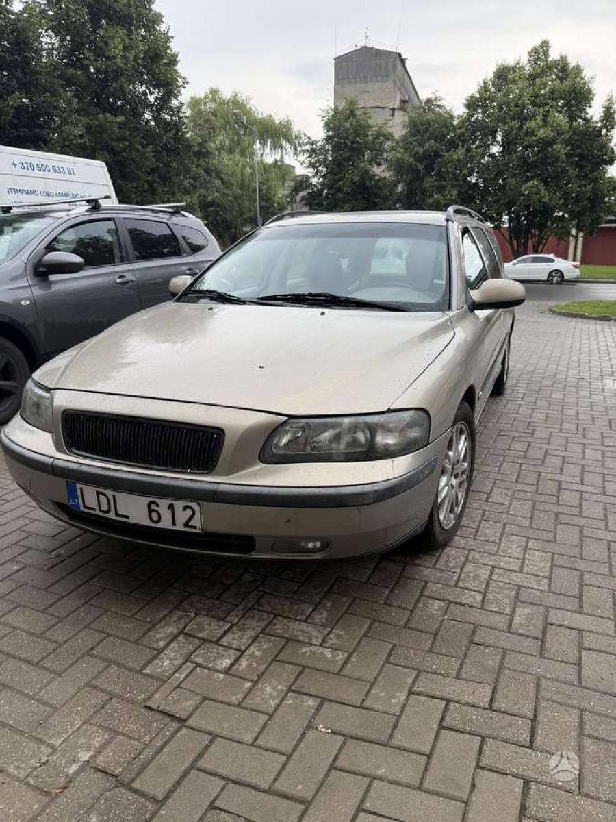 Pelēks Volvo V70 2002 Viļņa, ar dzinēja tilpumu 2.40 L un nobraukumu 278 tūkst. km par 1400 €, foto 1 vietnē AUTOMOTO.COM.LV
