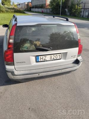 Pelēks Volvo V70 2002 Daugavpils, ar dzinēja tilpumu 2.40 L un nobraukumu 350 tūkst. km par 800 €, foto 3 vietnē AUTOMOTO.COM.LV