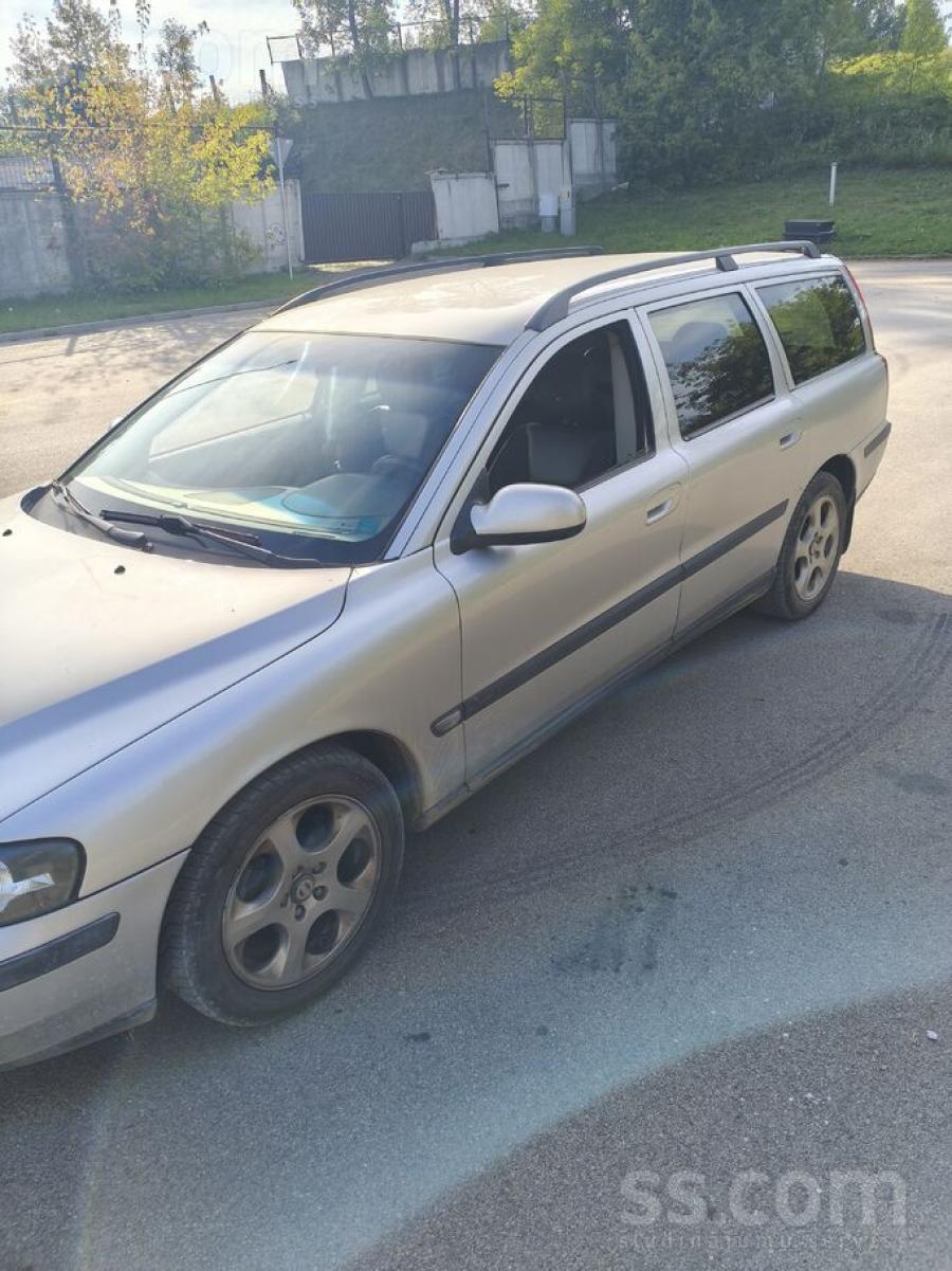 Pelēks Volvo V70 2002 Daugavpils, ar dzinēja tilpumu 2.40 L un nobraukumu 350 tūkst. km par 800 €, foto 4 vietnē AUTOMOTO.COM.LV