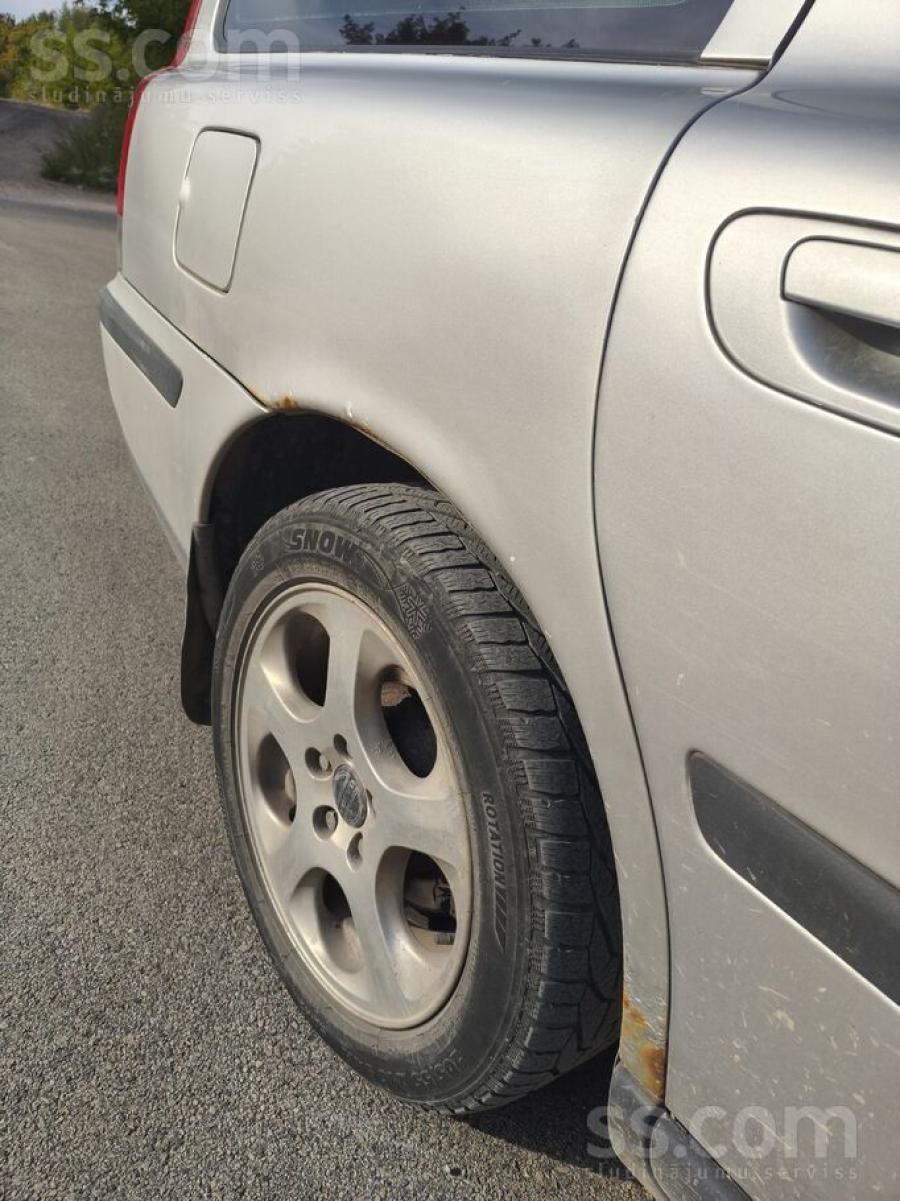 Pelēks Volvo V70 2002 Daugavpils, ar dzinēja tilpumu 2.40 L un nobraukumu 350 tūkst. km par 800 €, foto 6 vietnē AUTOMOTO.COM.LV