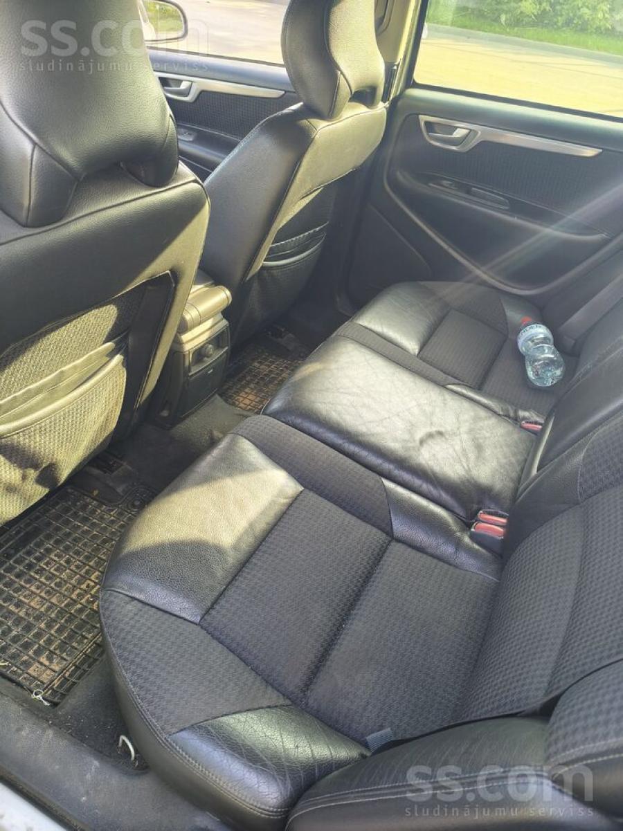 Pelēks Volvo V70 2002 Daugavpils, ar dzinēja tilpumu 2.40 L un nobraukumu 350 tūkst. km par 800 €, foto 9 vietnē AUTOMOTO.COM.LV