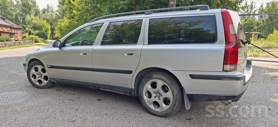 Pelēks Volvo V70 2002 Daugavpils, ar dzinēja tilpumu 2.40 L un nobraukumu 341 tūkst. km par 1600 €, foto 3 vietnē AUTOMOTO.COM.LV
