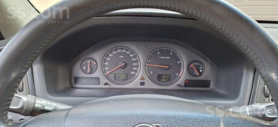 Pelēks Volvo V70 2002 Daugavpils, ar dzinēja tilpumu 2.40 L un nobraukumu 341 tūkst. km par 1600 €, foto 14 vietnē AUTOMOTO.COM.LV