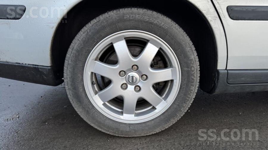 Pelēks Volvo V70 2002 Rīga, ar dzinēja tilpumu 2.40 L un nobraukumu 381 tūkst. km par 2000 €, foto 4 vietnē AUTOMOTO.COM.LV
