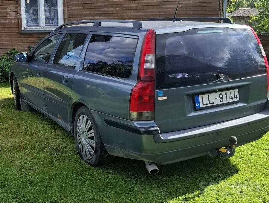 Pelēks Volvo V70 2002 Valmiera, ar dzinēja tilpumu 2.40 L un nobraukumu 342 tūkst. km par 1500 €, foto 1 vietnē AUTOMOTO.COM.LV