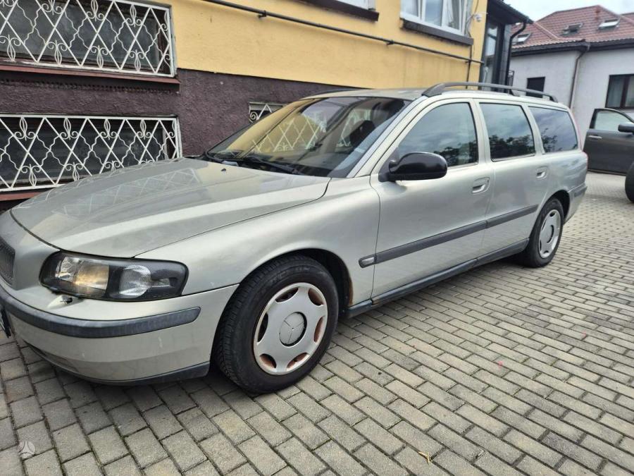 Pelēks Volvo V70 2002 Kauņa, ar dzinēja tilpumu 2.44 L un nobraukumu 374 tūkst. km par 1000 €, foto 1 vietnē AUTOMOTO.COM.LV