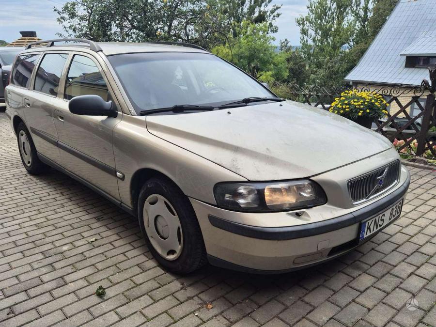 Pelēks Volvo V70 2002 Kauņa, ar dzinēja tilpumu 2.44 L un nobraukumu 374 tūkst. km par 1000 €, foto 4 vietnē AUTOMOTO.COM.LV