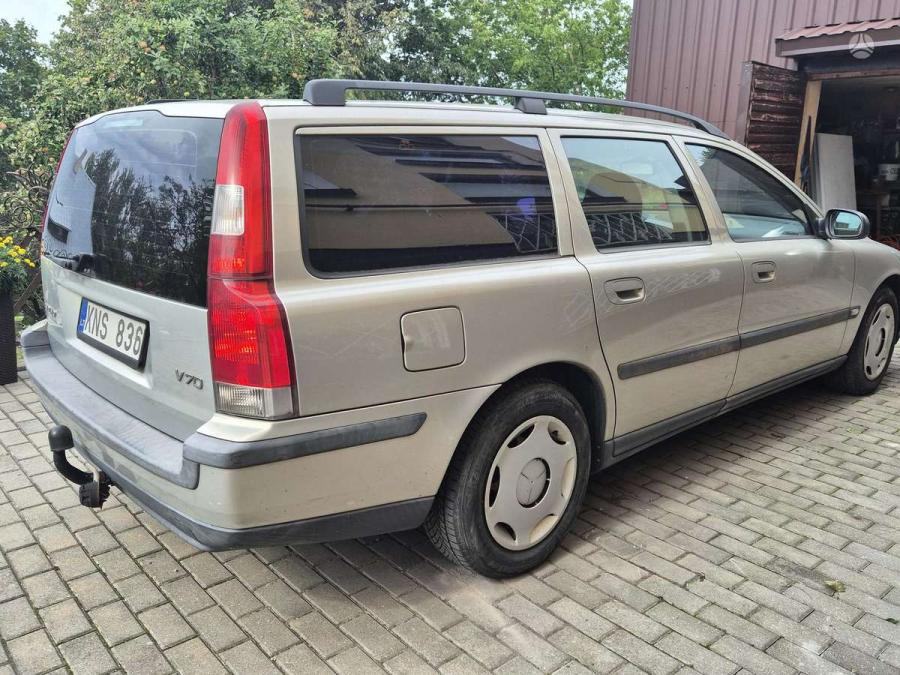 Pelēks Volvo V70 2002 Kauņa, ar dzinēja tilpumu 2.44 L un nobraukumu 374 tūkst. km par 1000 €, foto 5 vietnē AUTOMOTO.COM.LV