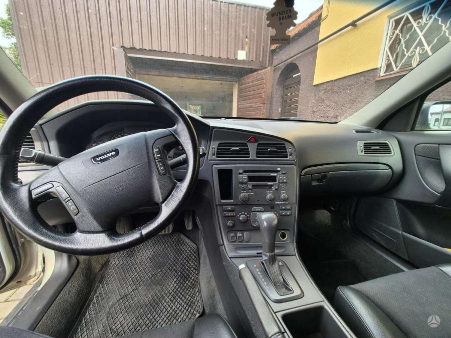 Pelēks Volvo V70 2002 Kauņa, ar dzinēja tilpumu 2.44 L un nobraukumu 374 tūkst. km par 1000 €, foto 7 vietnē AUTOMOTO.COM.LV