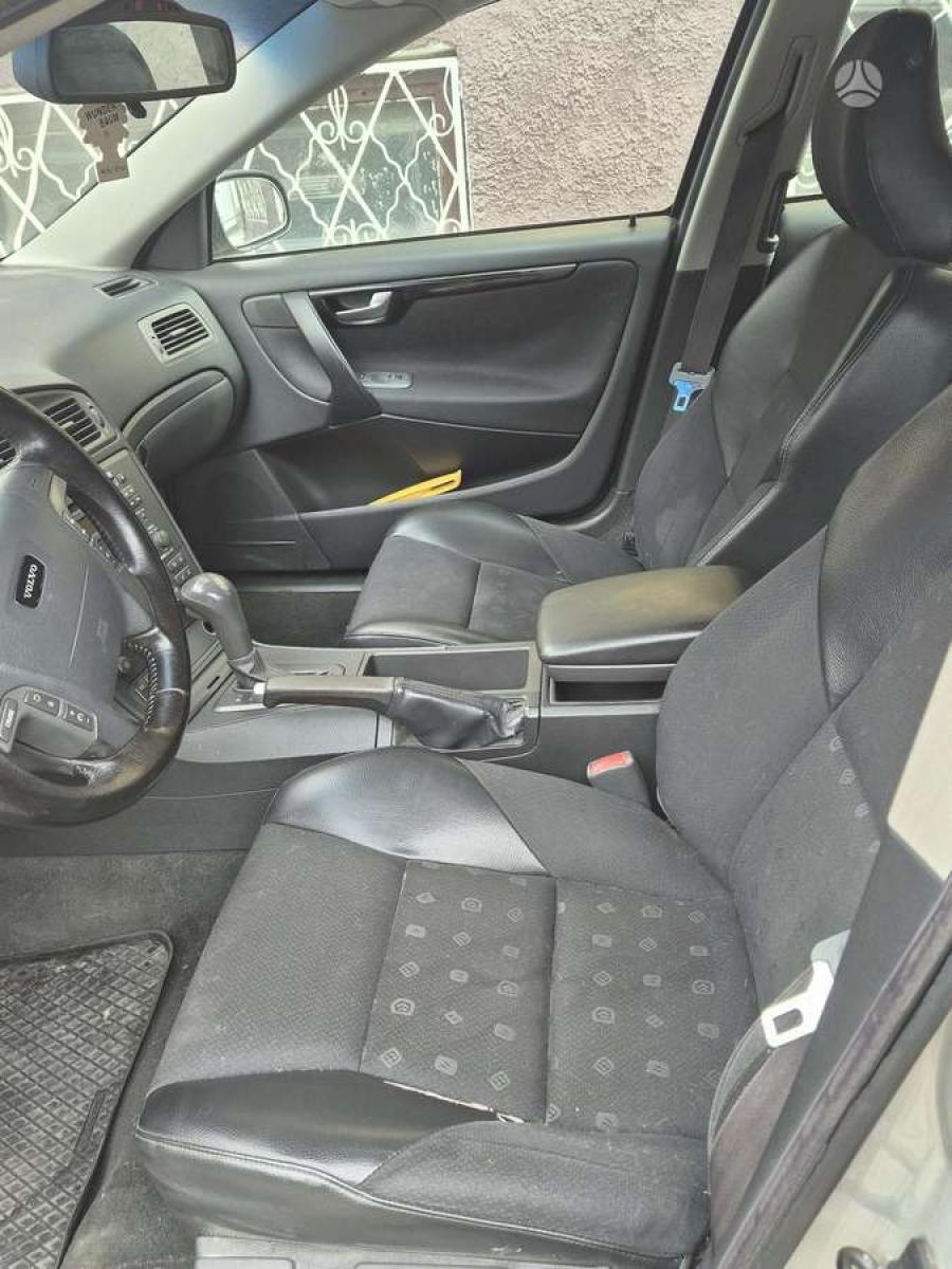 Pelēks Volvo V70 2002 Kauņa, ar dzinēja tilpumu 2.44 L un nobraukumu 374 tūkst. km par 1000 €, foto 8 vietnē AUTOMOTO.COM.LV