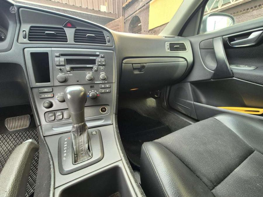 Pelēks Volvo V70 2002 Kauņa, ar dzinēja tilpumu 2.44 L un nobraukumu 374 tūkst. km par 1000 €, foto 9 vietnē AUTOMOTO.COM.LV