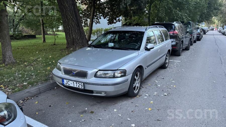 Grey Volvo V70 2002 in Riga, with an engine capacity of 2.40 L and mileage of 382 thousand km for 1900 €, photo 1 on AUTOMOTO.COM.LV