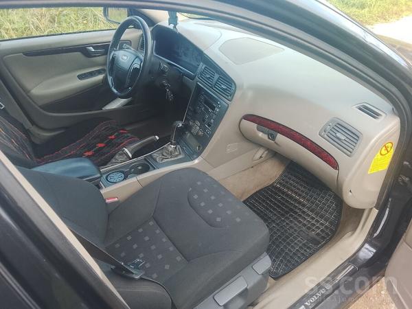 Volvo V70 2002 in Kuldiga on AUTOMOTO.COM.LV Grey Volvo V70 2002 in Kuldiga, with an engine capacity of 2.40 L and mileage of 560 thousand km for 1490 €, photo 8 on AUTOMOTO.COM.LV