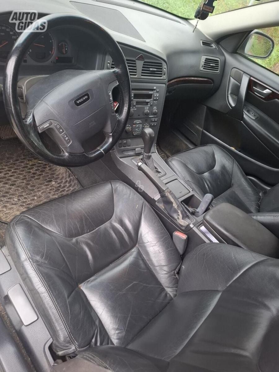 Grey Volvo V70 2002 in Alytus, with an engine capacity of 2.40 L and mileage of 444 thousand km for 990 €, photo 5 on AUTOMOTO.COM.LV