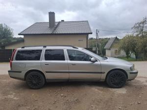 Grey Volvo V70 2002 in Alytus, with an engine capacity of 2.40 L and mileage of 444 thousand km for 990 €, photo 6 on AUTOMOTO.COM.LV