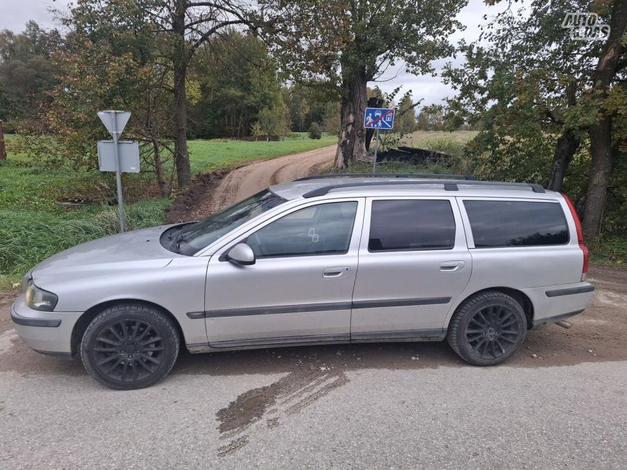 Grey Volvo V70 2002 in Alytus, with an engine capacity of 2.40 L and mileage of 444 thousand km for 990 €, photo 7 on AUTOMOTO.COM.LV