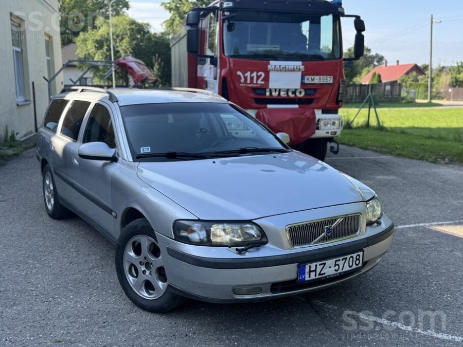 Grey Volvo V70 2003 in Riga, with an engine capacity of 2.40 L and mileage of 398 thousand km for 1650 €, photo 1 on AUTOMOTO.COM.LV
