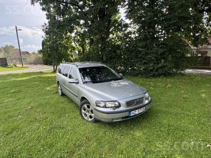 Grey Volvo V70 2003 in Riga, with an engine capacity of 2.40 L and mileage of 398 thousand km for 1650 €, photo 2 on AUTOMOTO.COM.LV